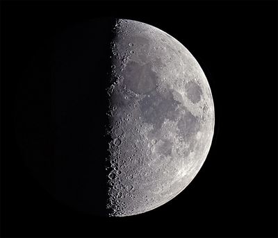 Luna en cuarto creciente - Fases - fotos astronómicas AstronoMike.net